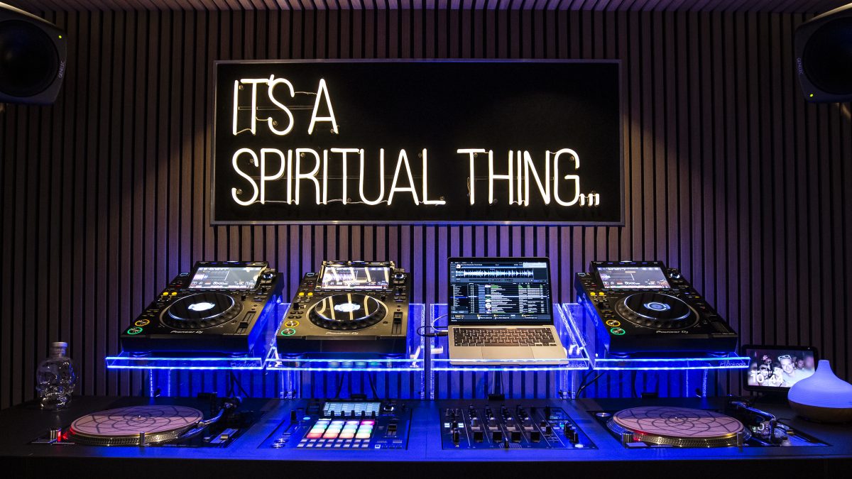 Tu guía para construir o comprar una cabina de DJ en casa - Pioneer DJ
